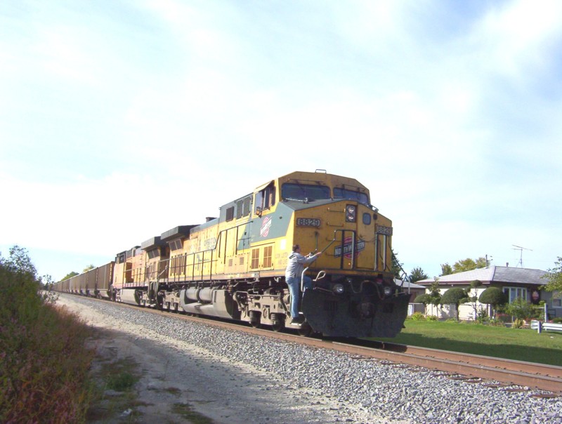 CNW 8829 leads a row of empty hoppers